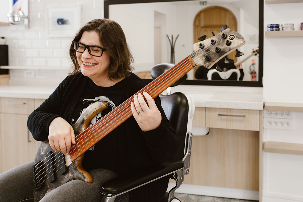 Rachel Rhodes – Elrick Bass Guitars